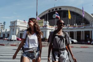 8 Apps Solo Travelers Use to Meet People in 2026 – Joyous Tour
